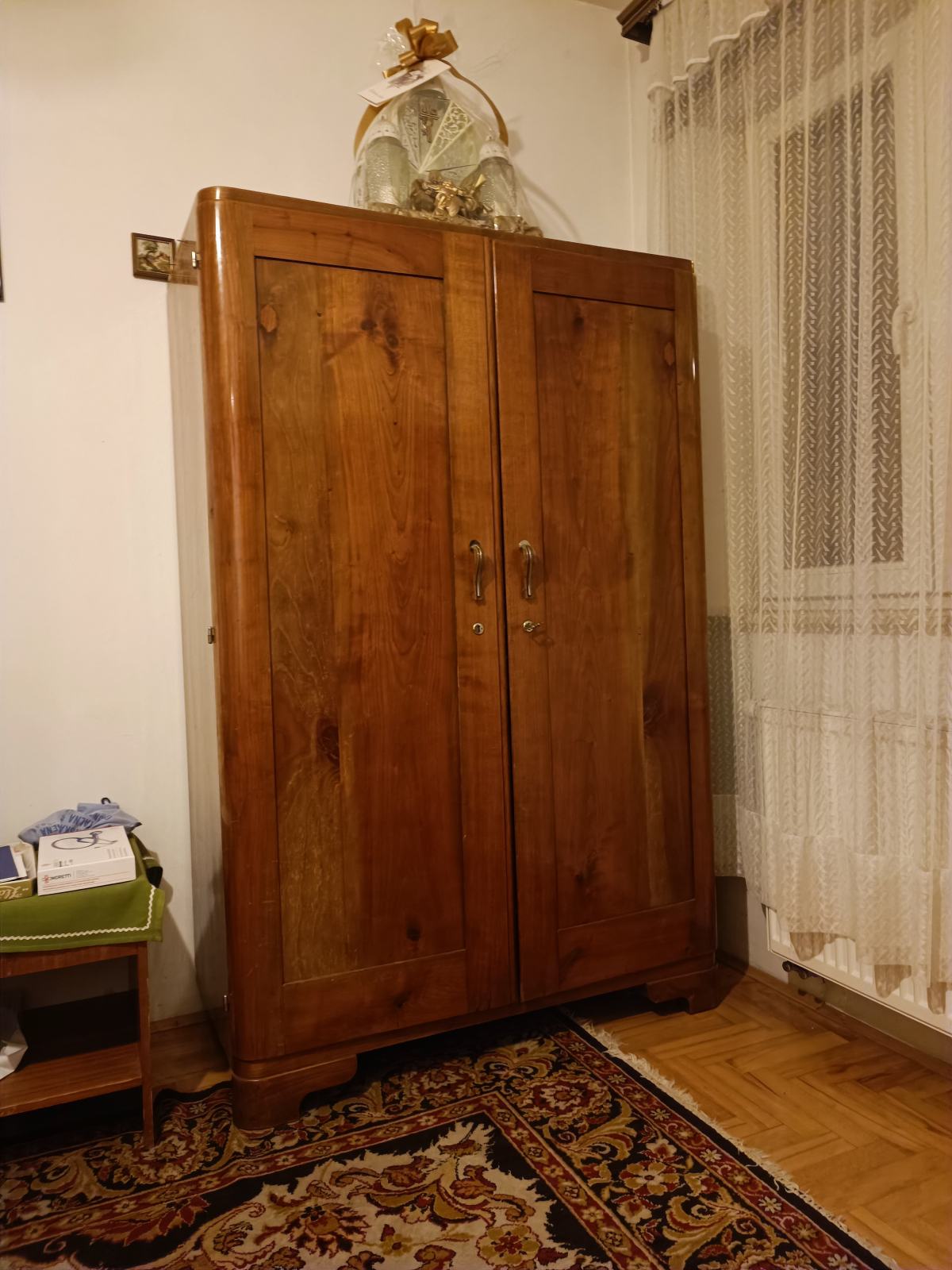 Stari, dobro očuvani ormar