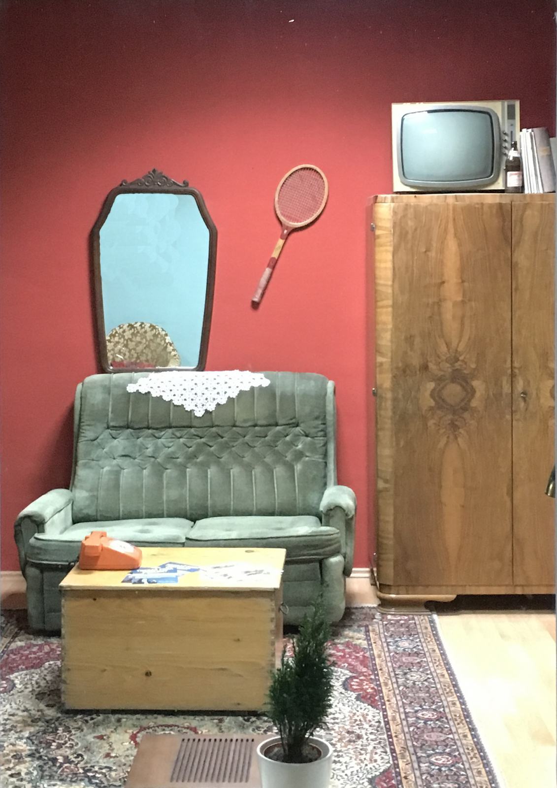 Sve retro - kauč, vitrina, ormar, frižider Obodin