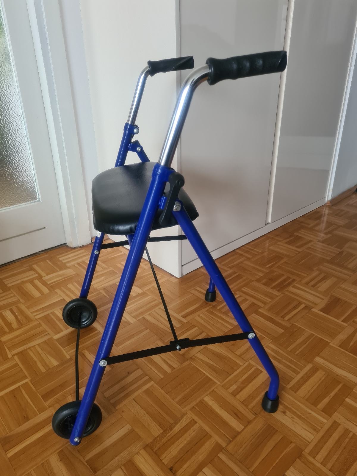 HODALICA na 2 kotača za starije i/ili nemocne