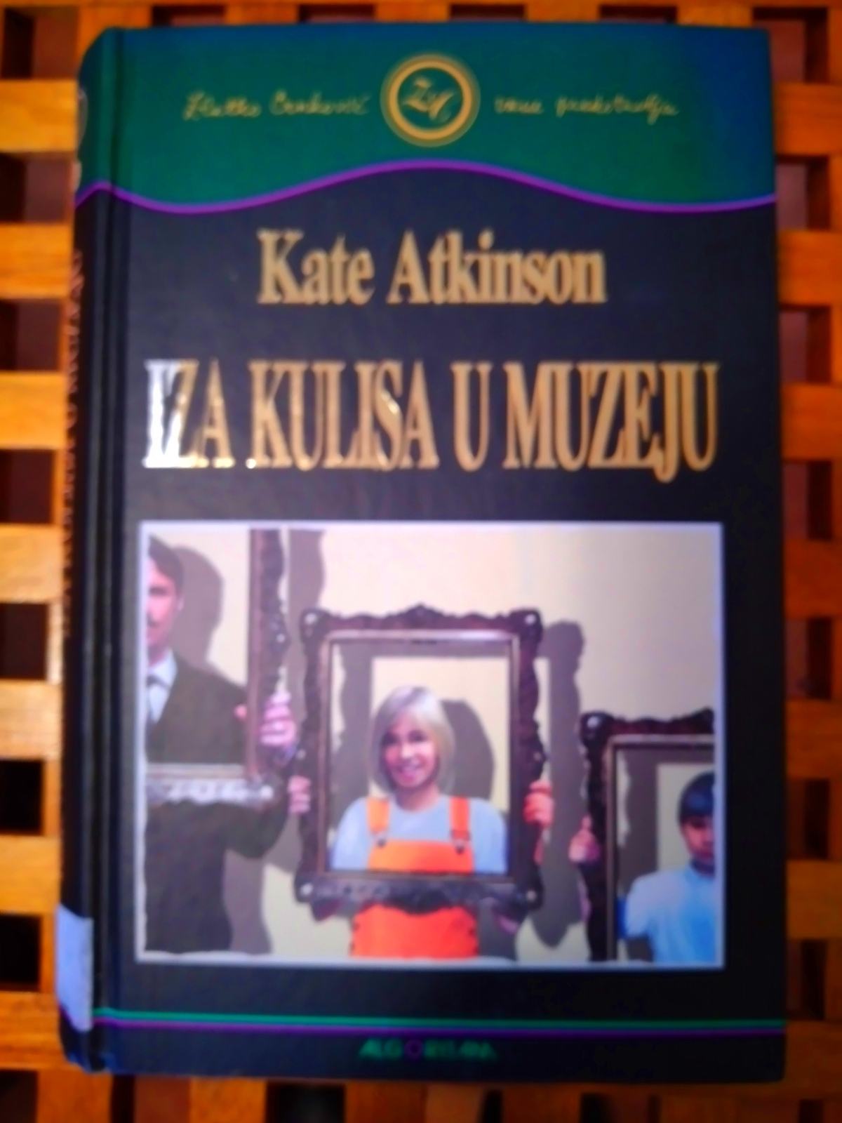 Kate Atkinson IZA KULISA U 1. IZDANJE ALGORITAM ZAGREB 2000