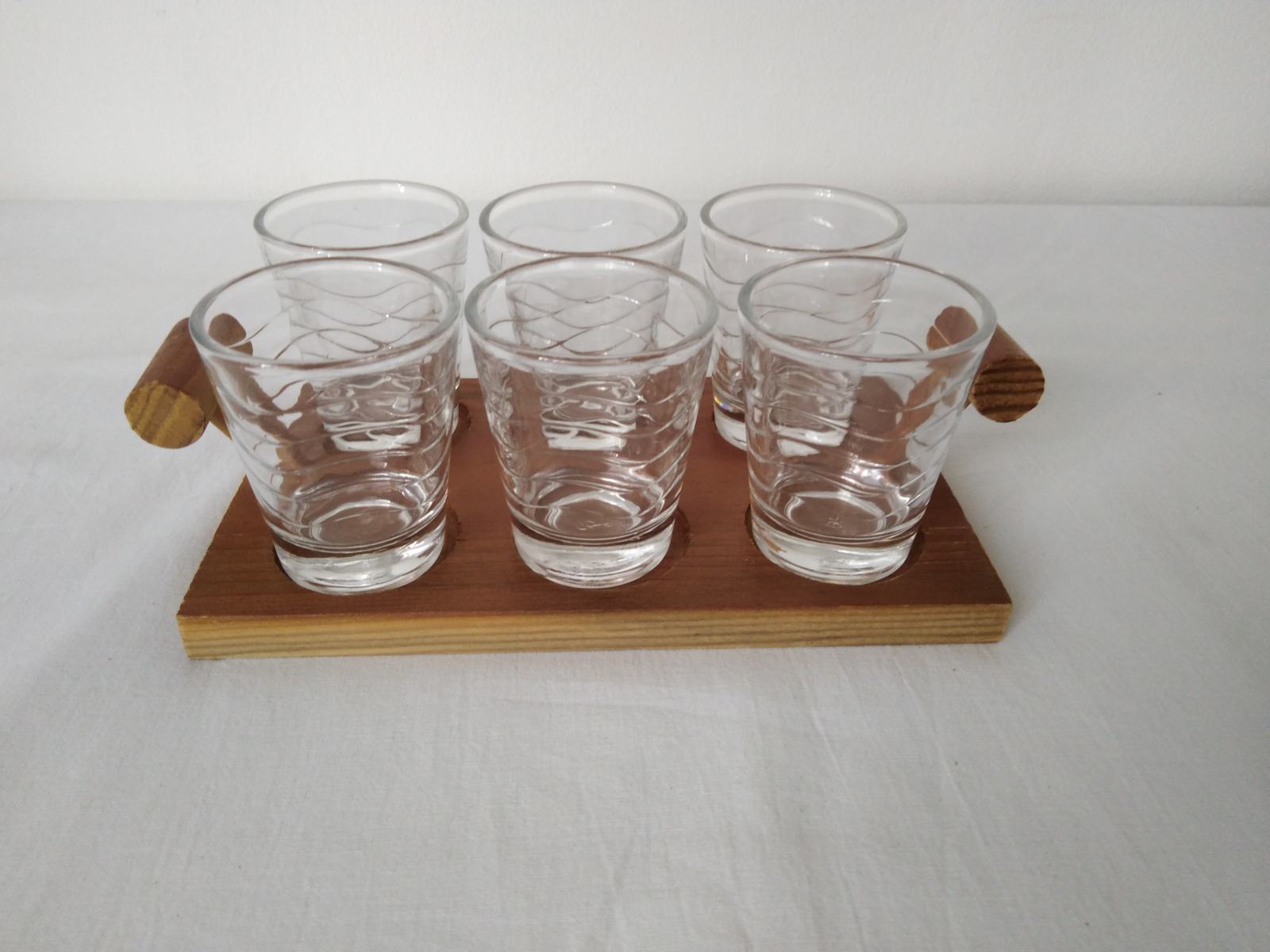 Čaše za rakiju na drvenom stalku set