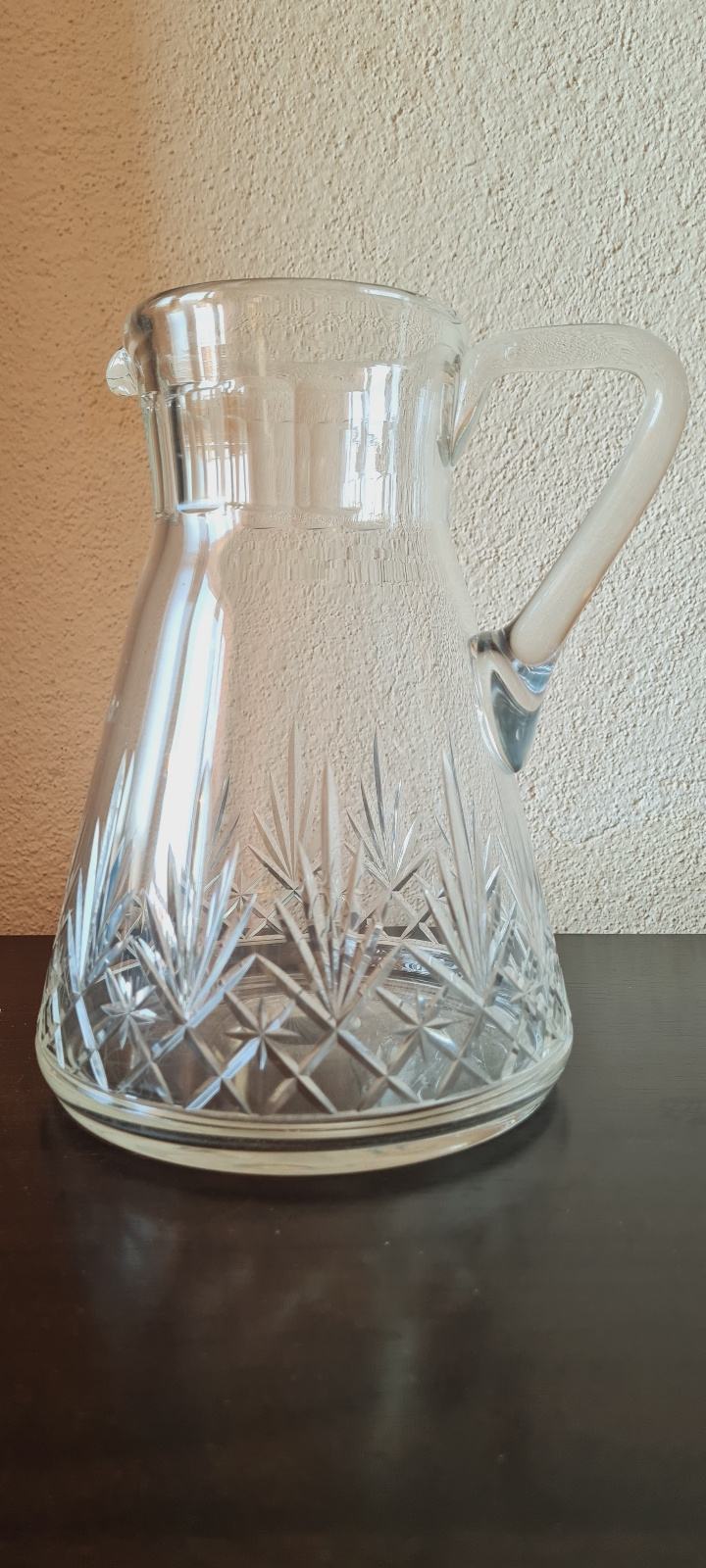 Bokal, staklo. Zapremnina: 1.7 litre Cijena: 20 eura