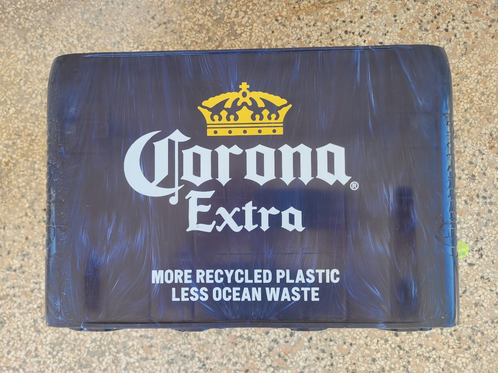 Prazan sanduk od pive Corona