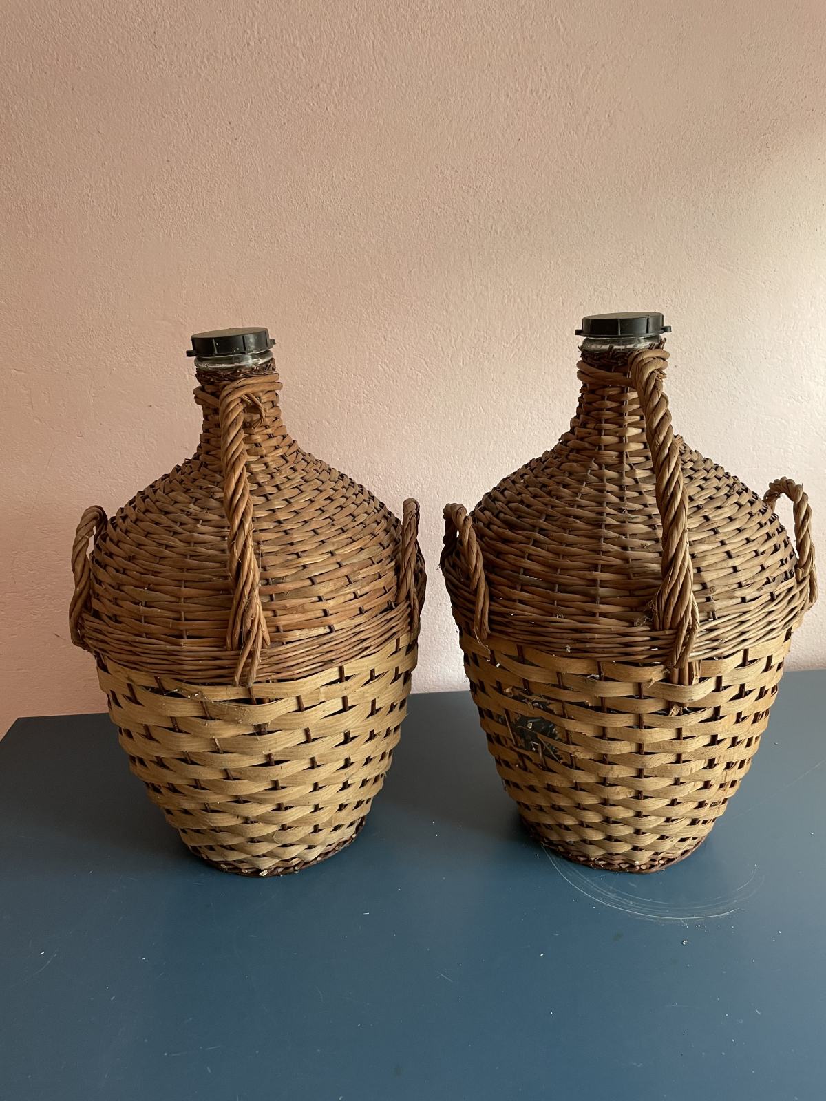 Starinske pletene staklene boce