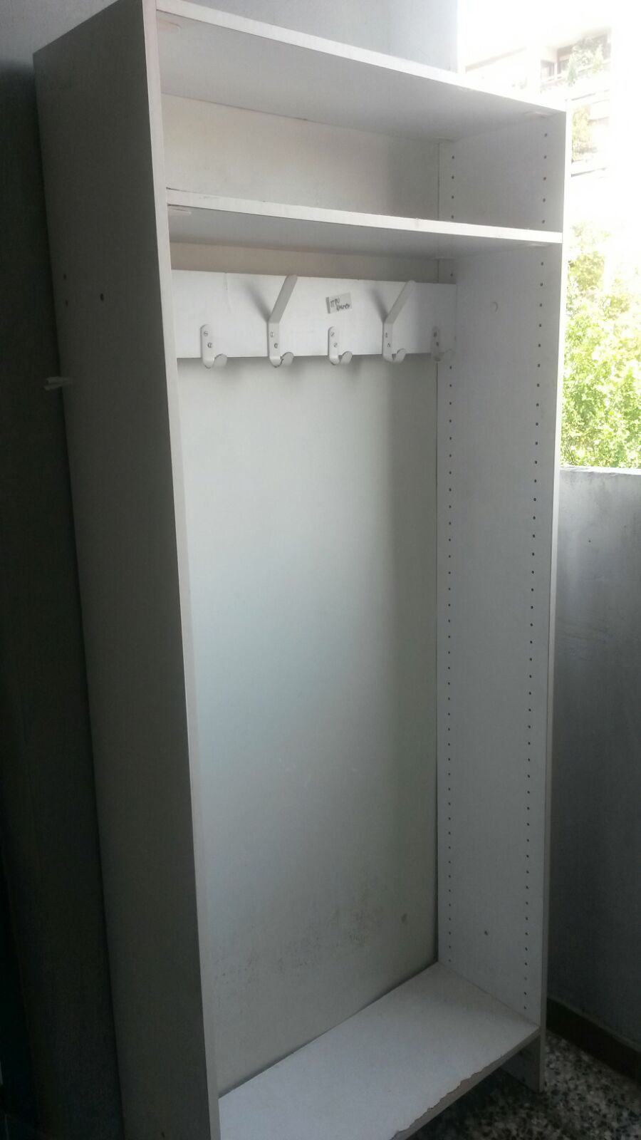 Poklanjam 2 garderobna ormara za hodnik