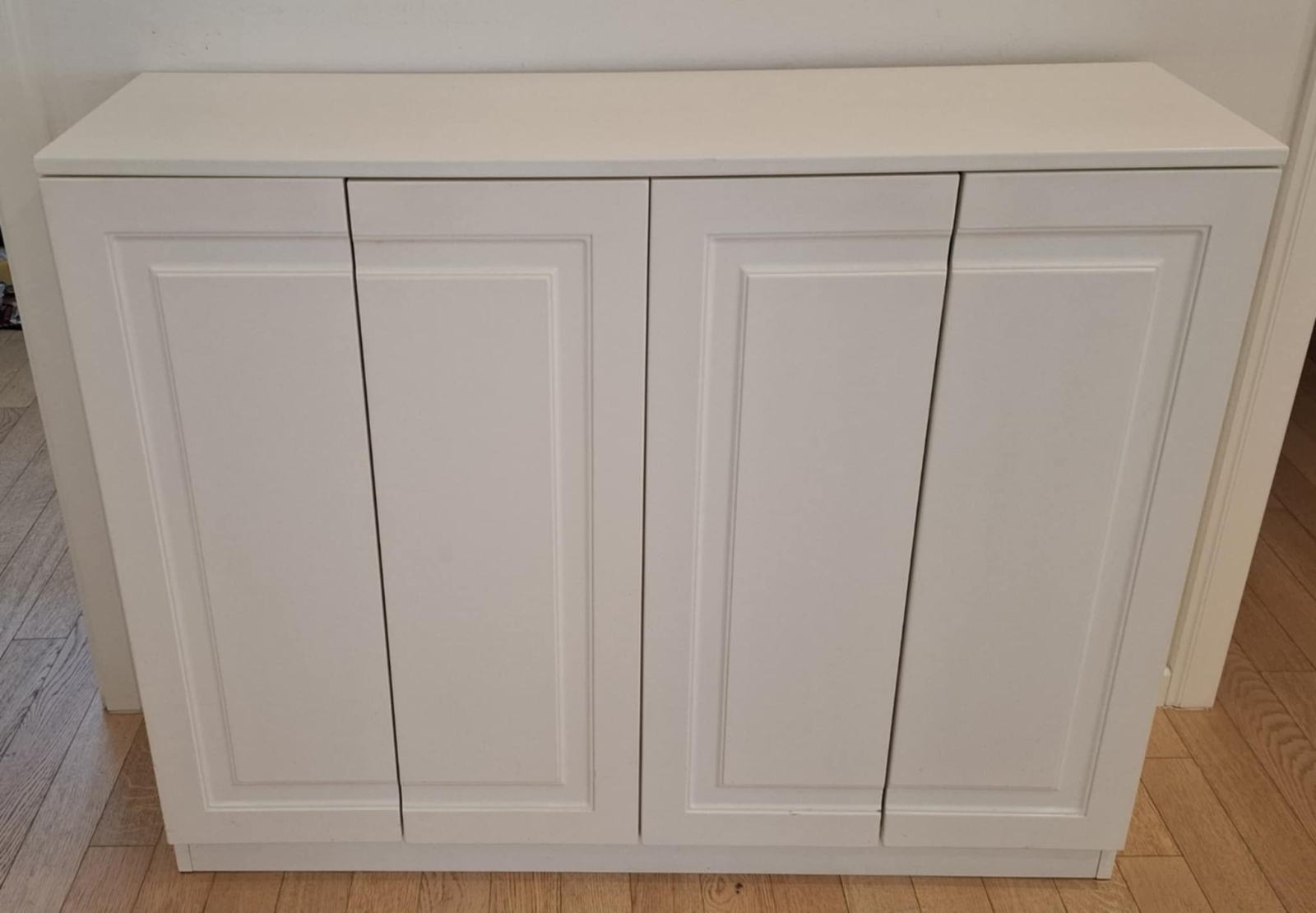 Bijeli drveni ormarić za cipele