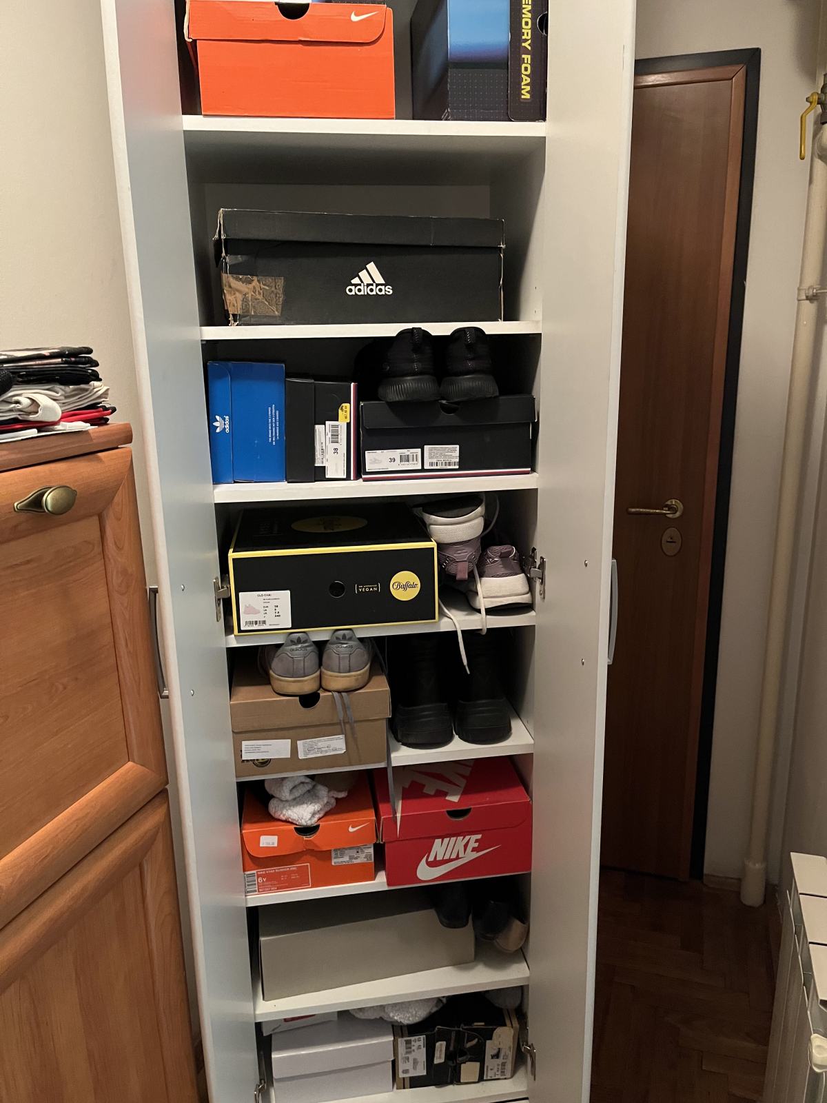 Bijeli ormar uski i visoki