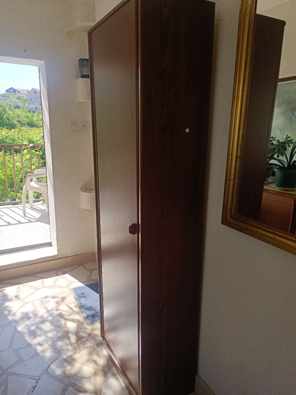 poklanjam 2 ormara za predsoblje