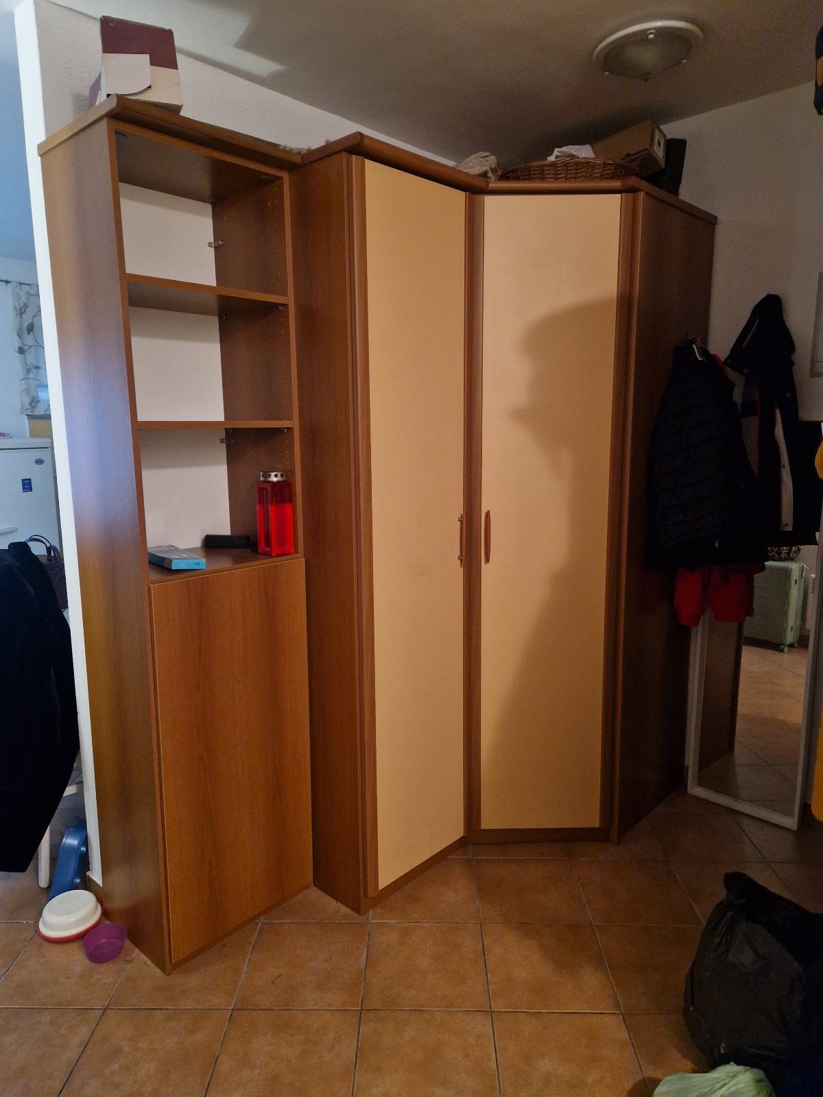 Poklanjam kutni ormar za predsoblje ili sobu