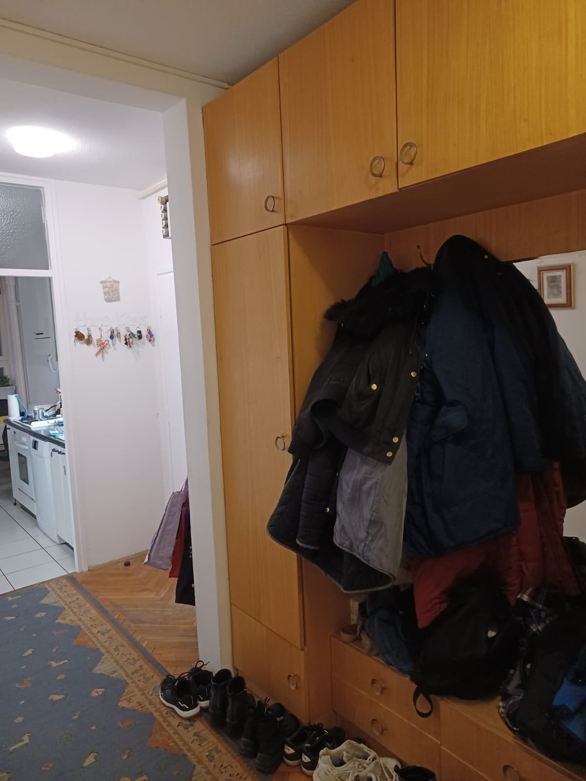 Poklanjam rabljeni drveni ugradbeni ormar za hodnik smeđe boje