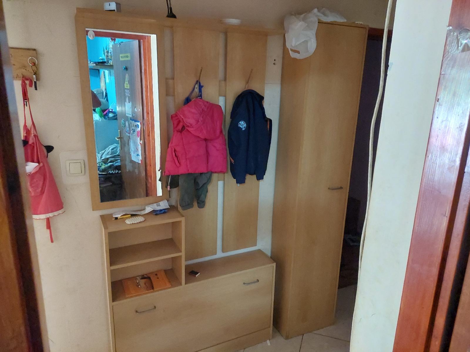 Prodajem garnituru za hodnik sa dva ormara