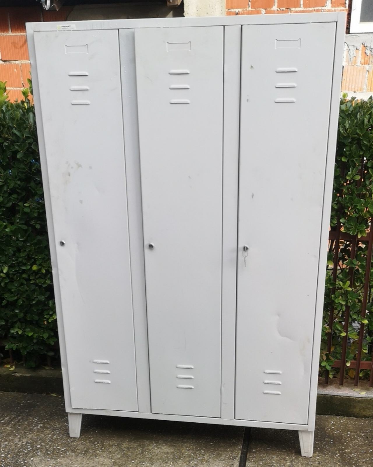 Trokrilni metalni ormar.