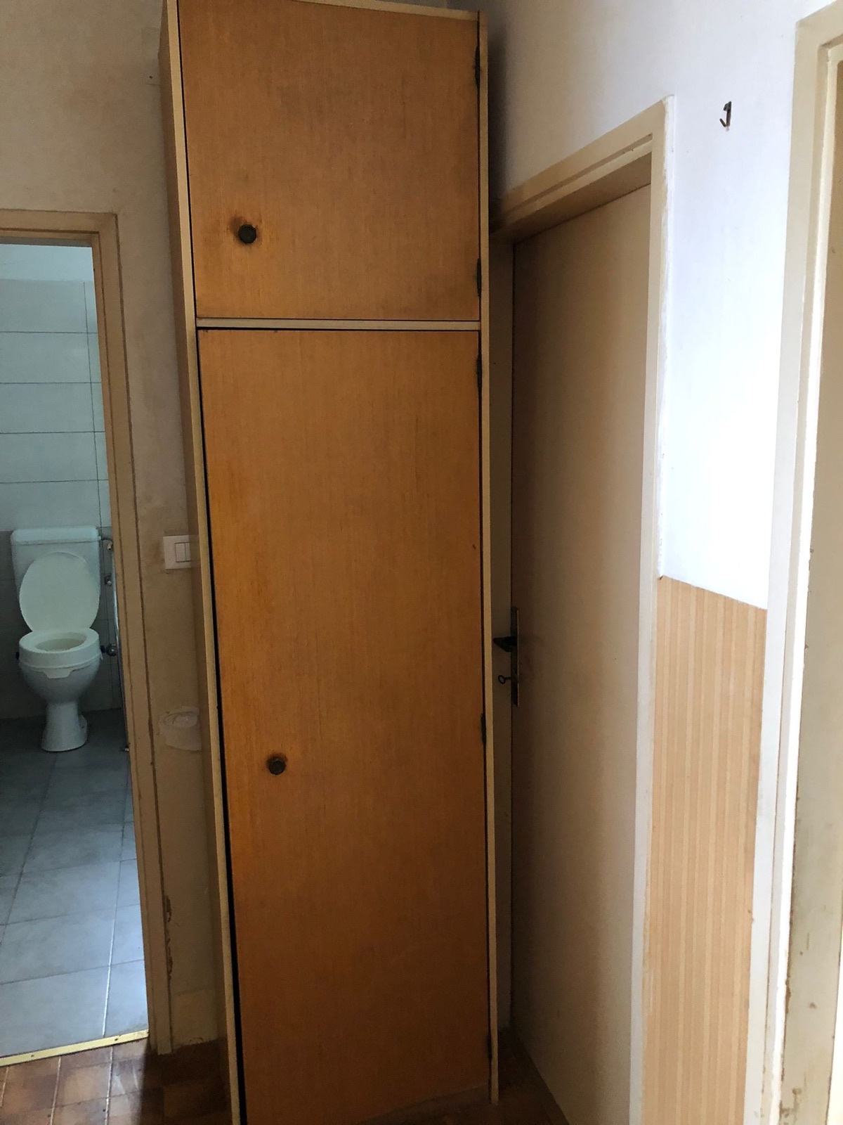 Poklanja se visoki ormar