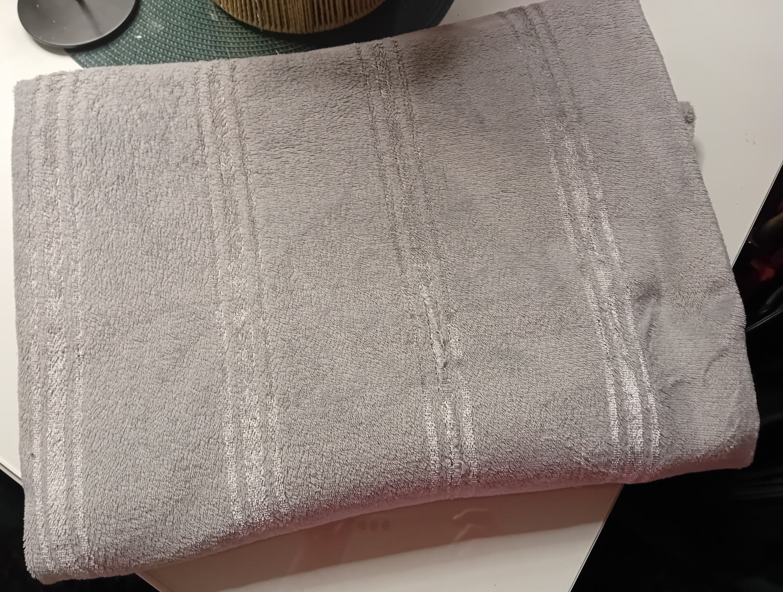 Siva deka prekrivač