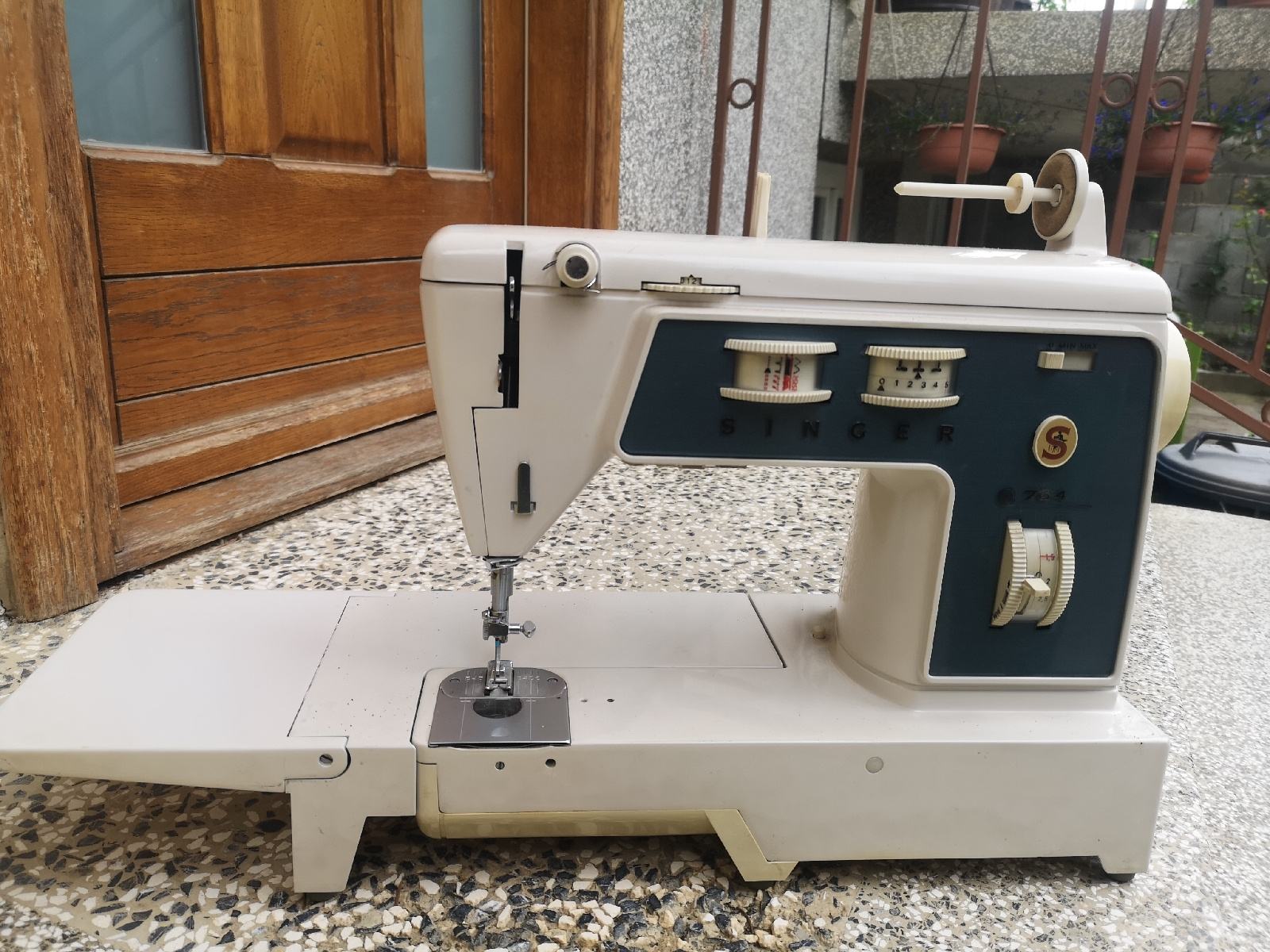 SINGER 764