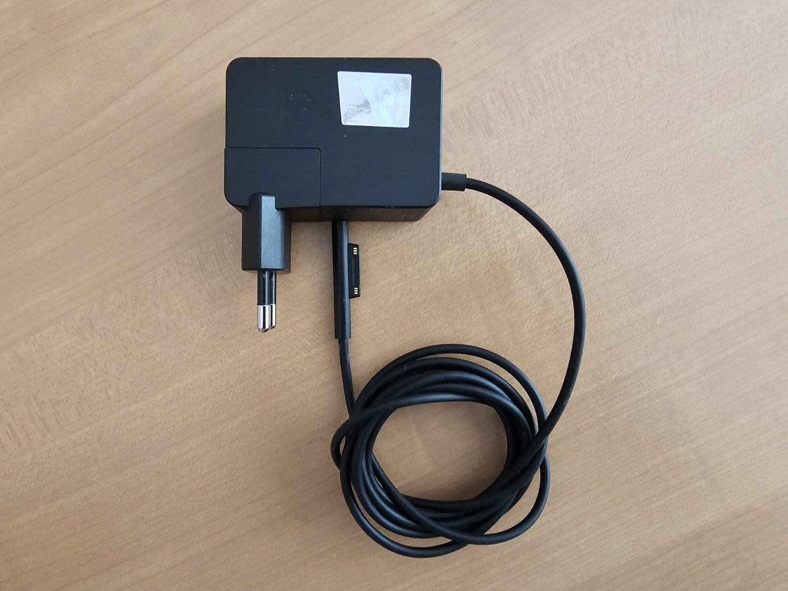 Originalni Microsoft Surface 24W punjač