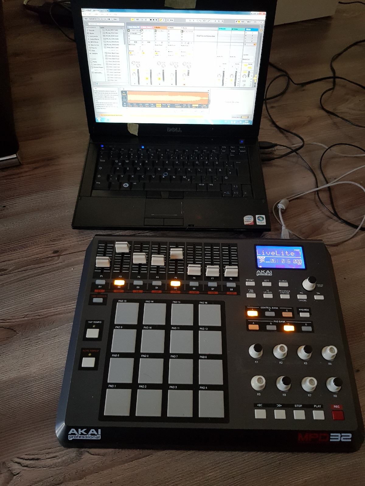 AKAI MPD32 MIDI Controller