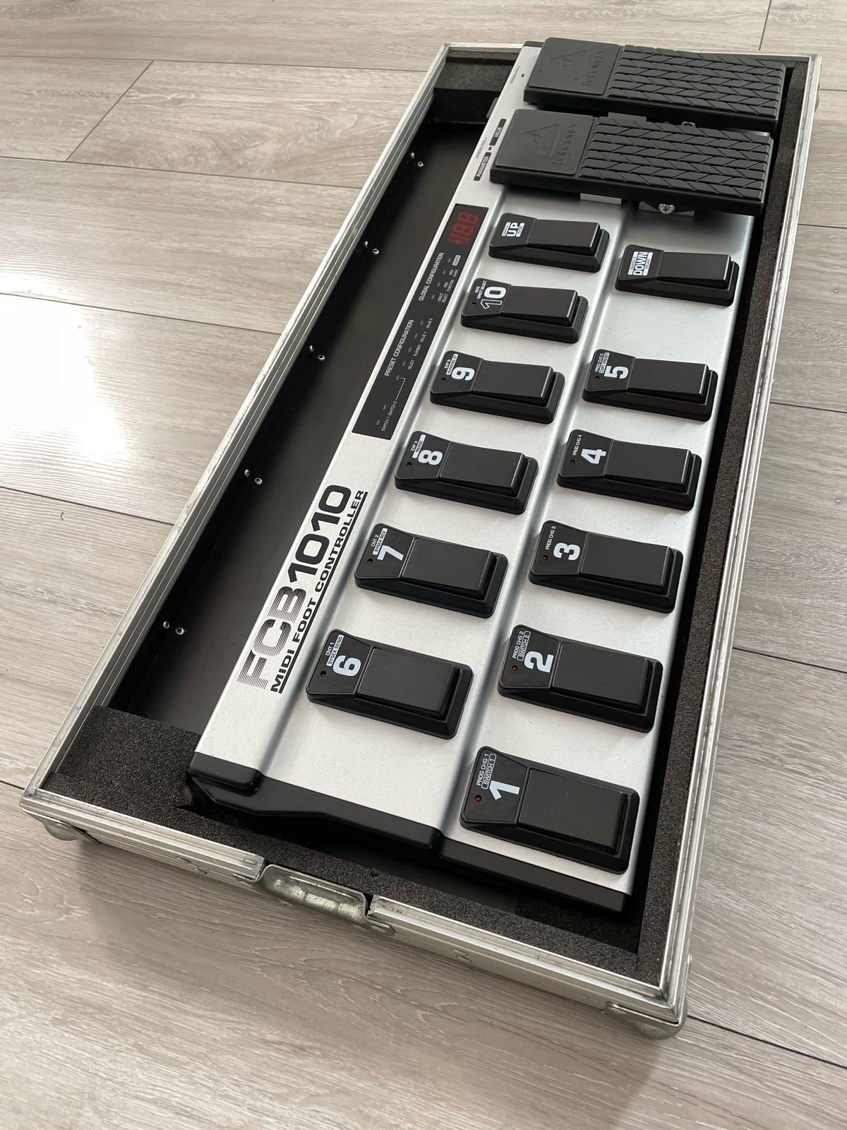 Behringer FCB1010 + flightcase