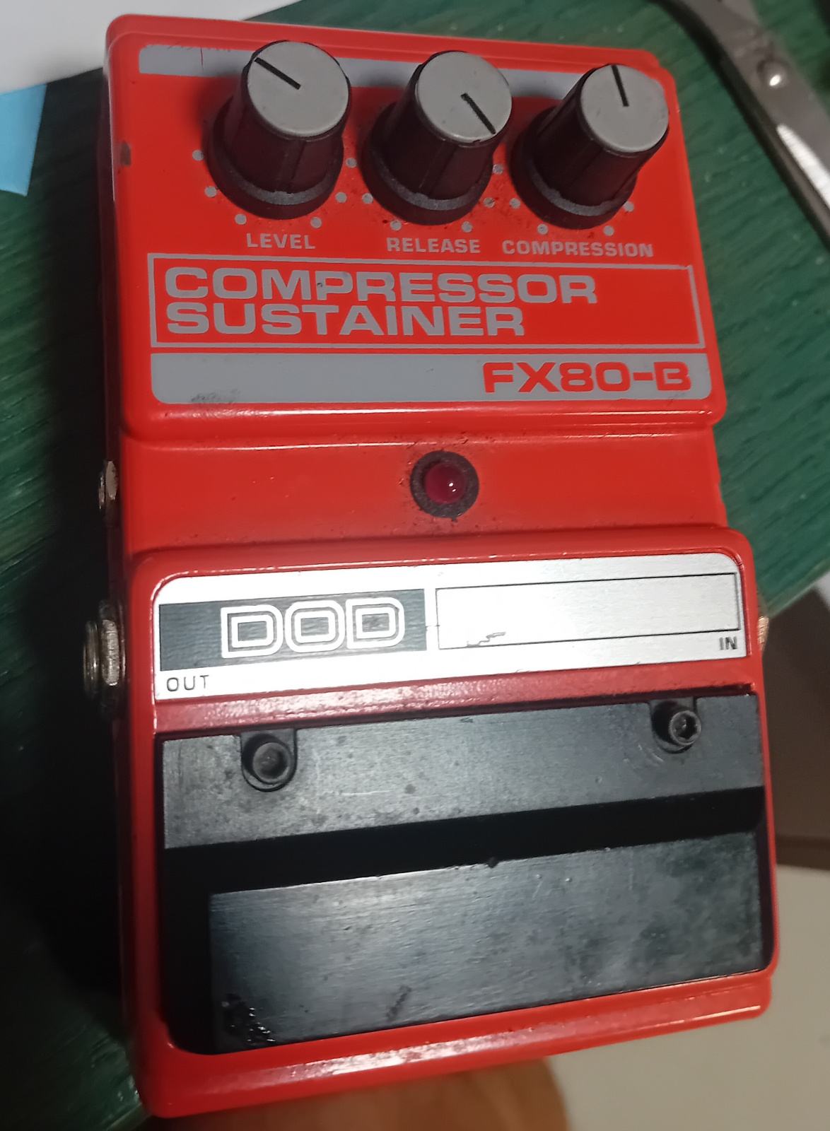 Gitarski Compressor sustainer DOD FX80 B