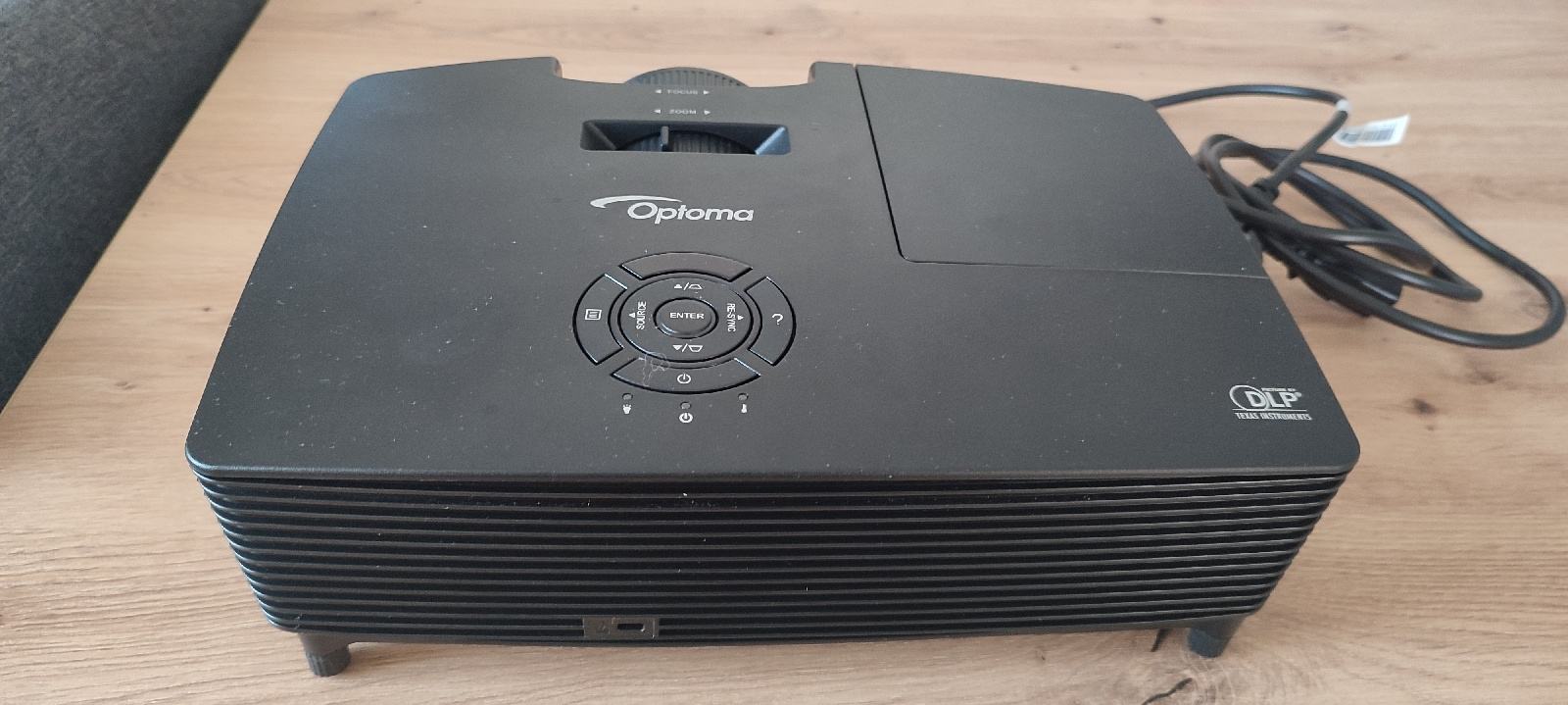 Prodajem projektor WD18 8QZ UK i platno 250 eur