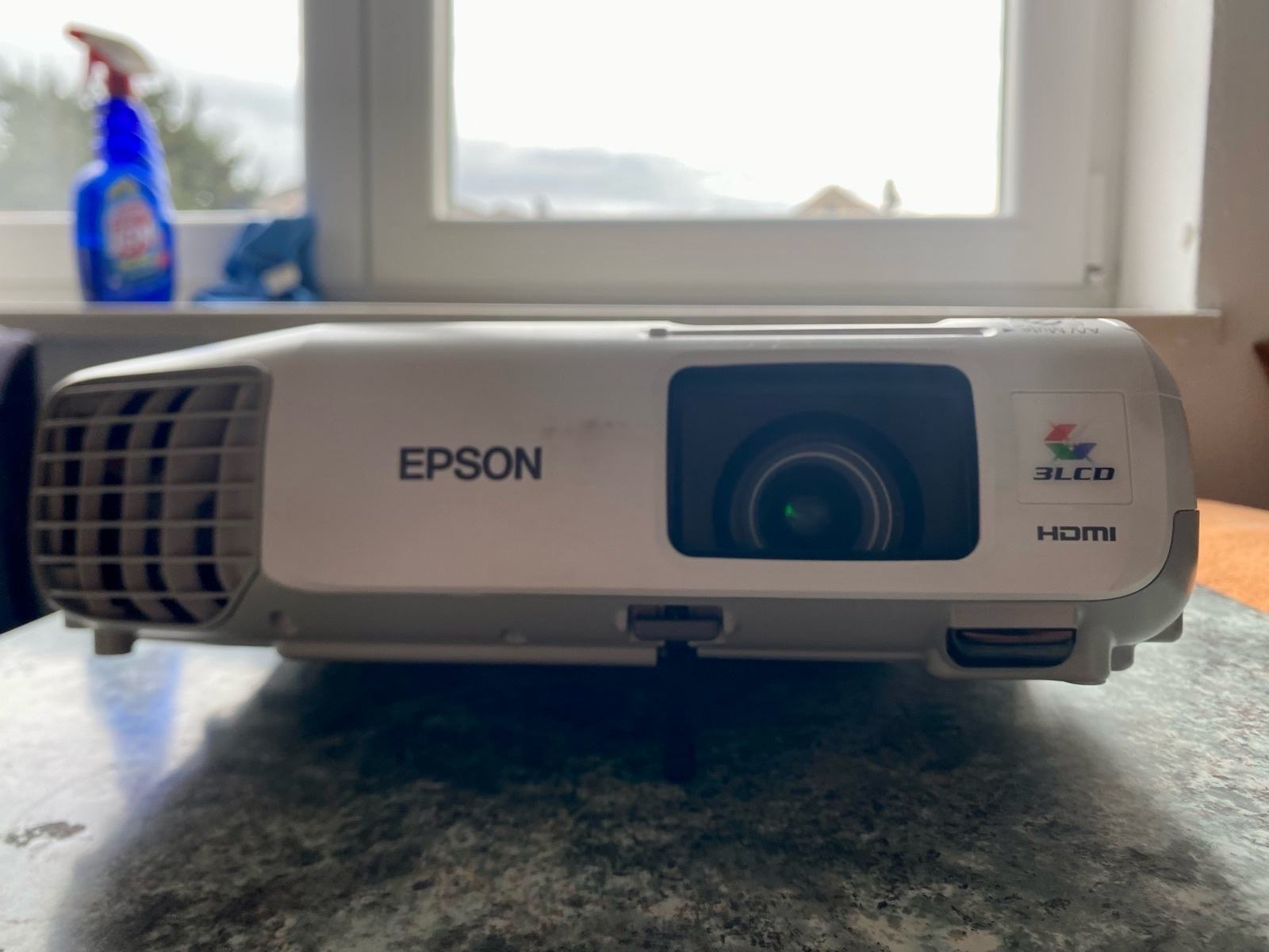Projektor Epson i platno