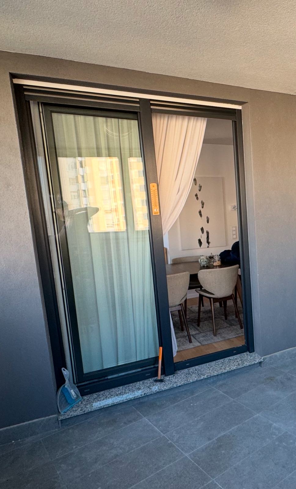 Balkonska vrata Antracit + komarnik + alu elekt roleta