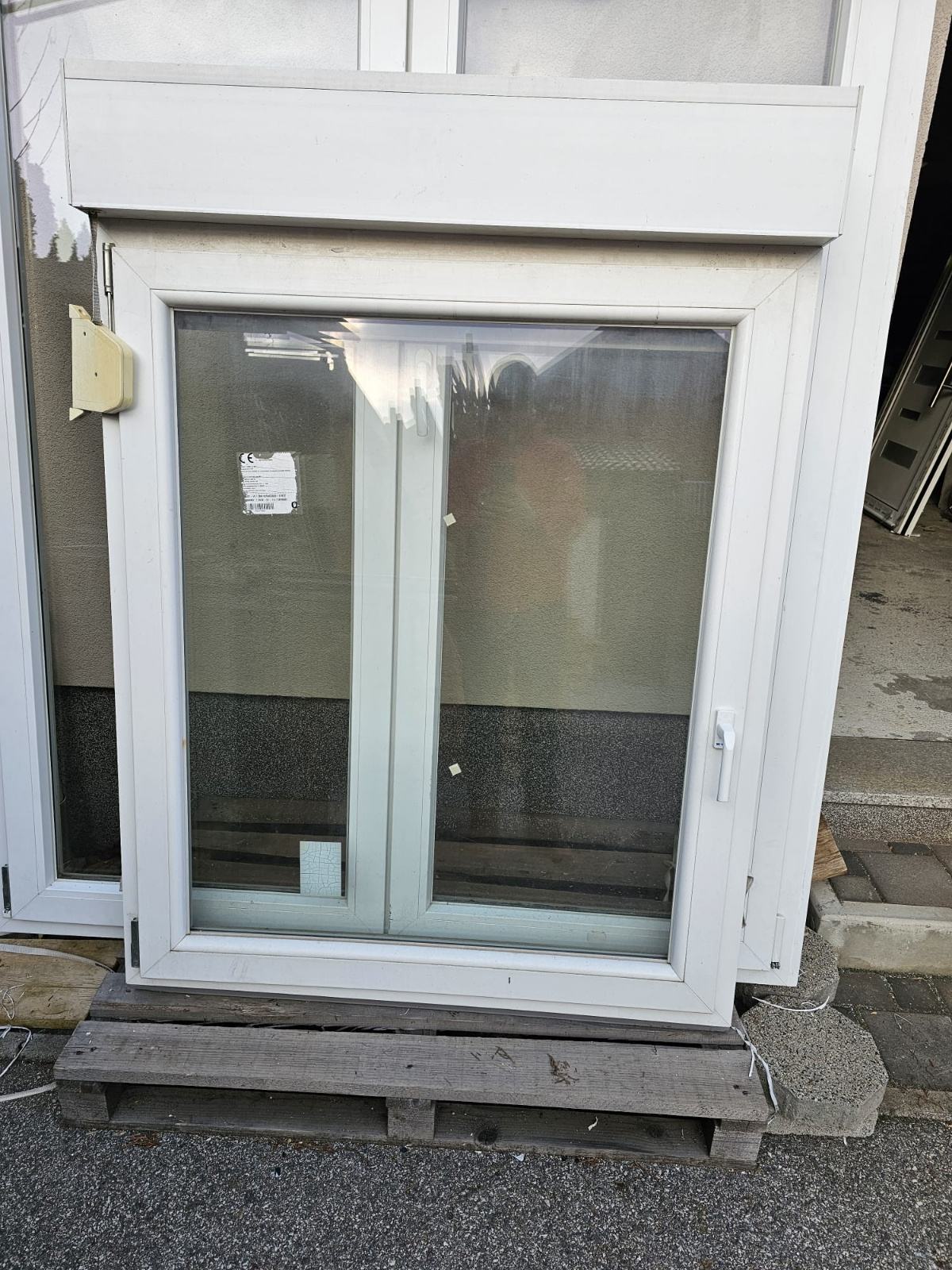 Prodajem PVC prozor sa roletom