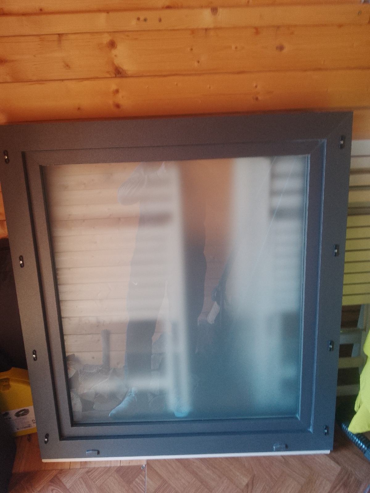 Prozor:širina 98 cm visina 108 cm boja antracit polovan bez oštecenj