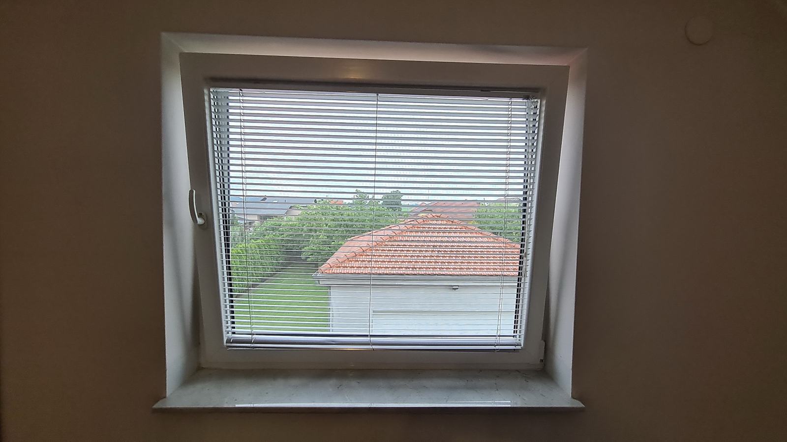 PVC Prozor + Alu Komarnik + Venecijaner