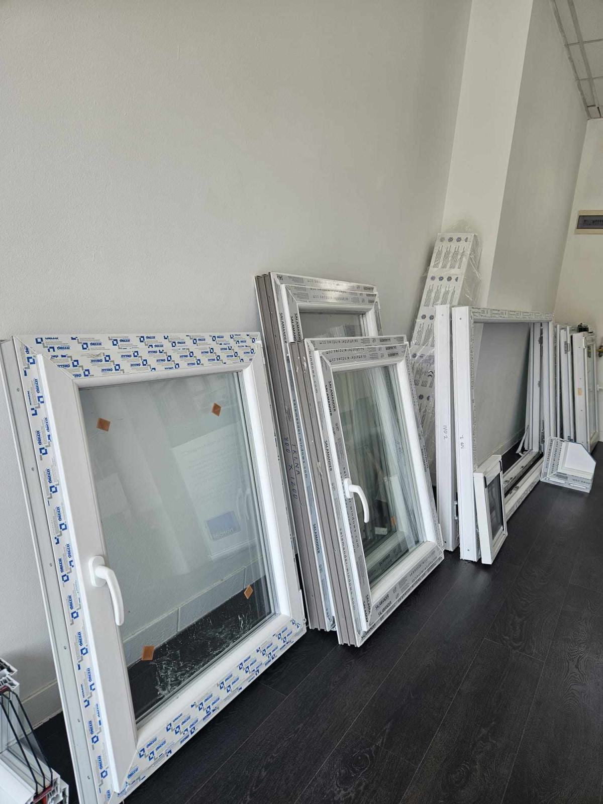 PVC prozor sa ALU roletom i komarnikom 100x120 Poljski profil Decco71