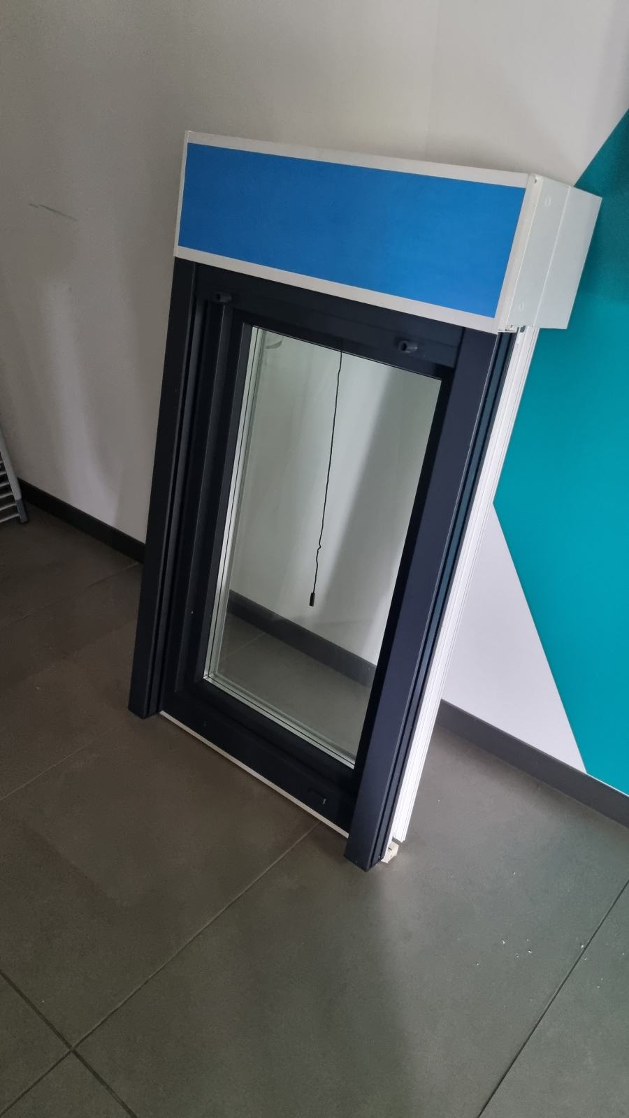 PVC prozor antracit/bijelo - roletna, komarnik 111x77