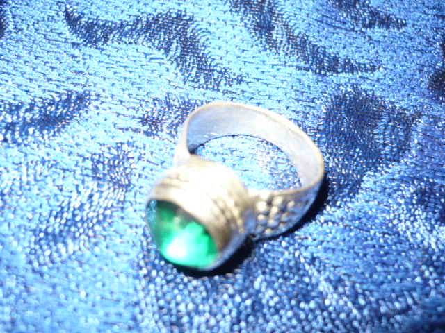 Antik prsten sa zelenom gemom okrugli