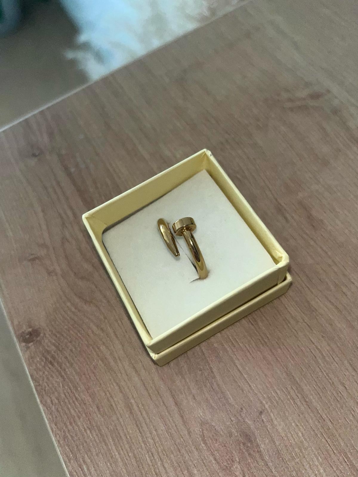 Cartier zlatni prsten, kirurški čelik