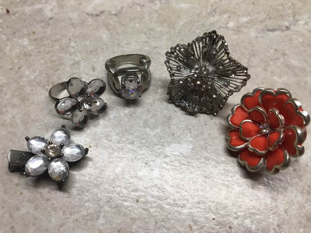 Lot: 4 prstena i kopcica za kosu