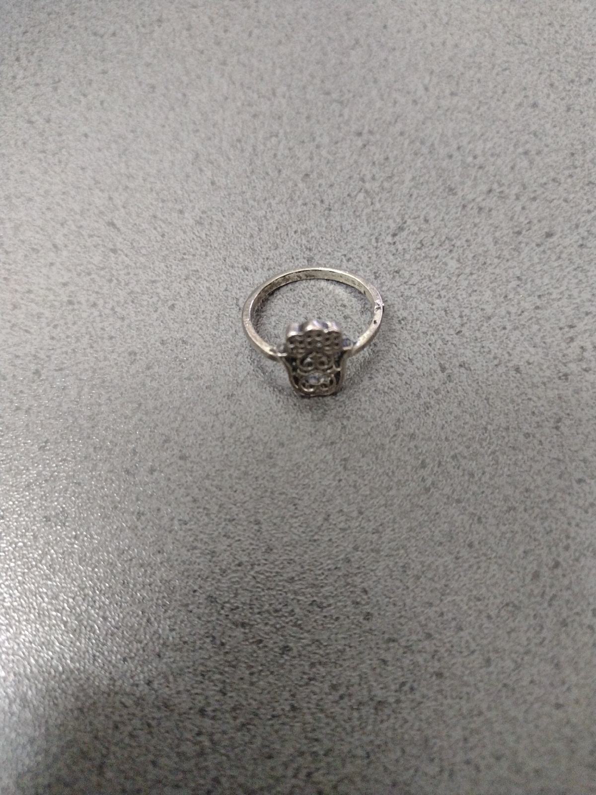 lijepi mali i stari više godina prsten , ne znam od čega je napravljen