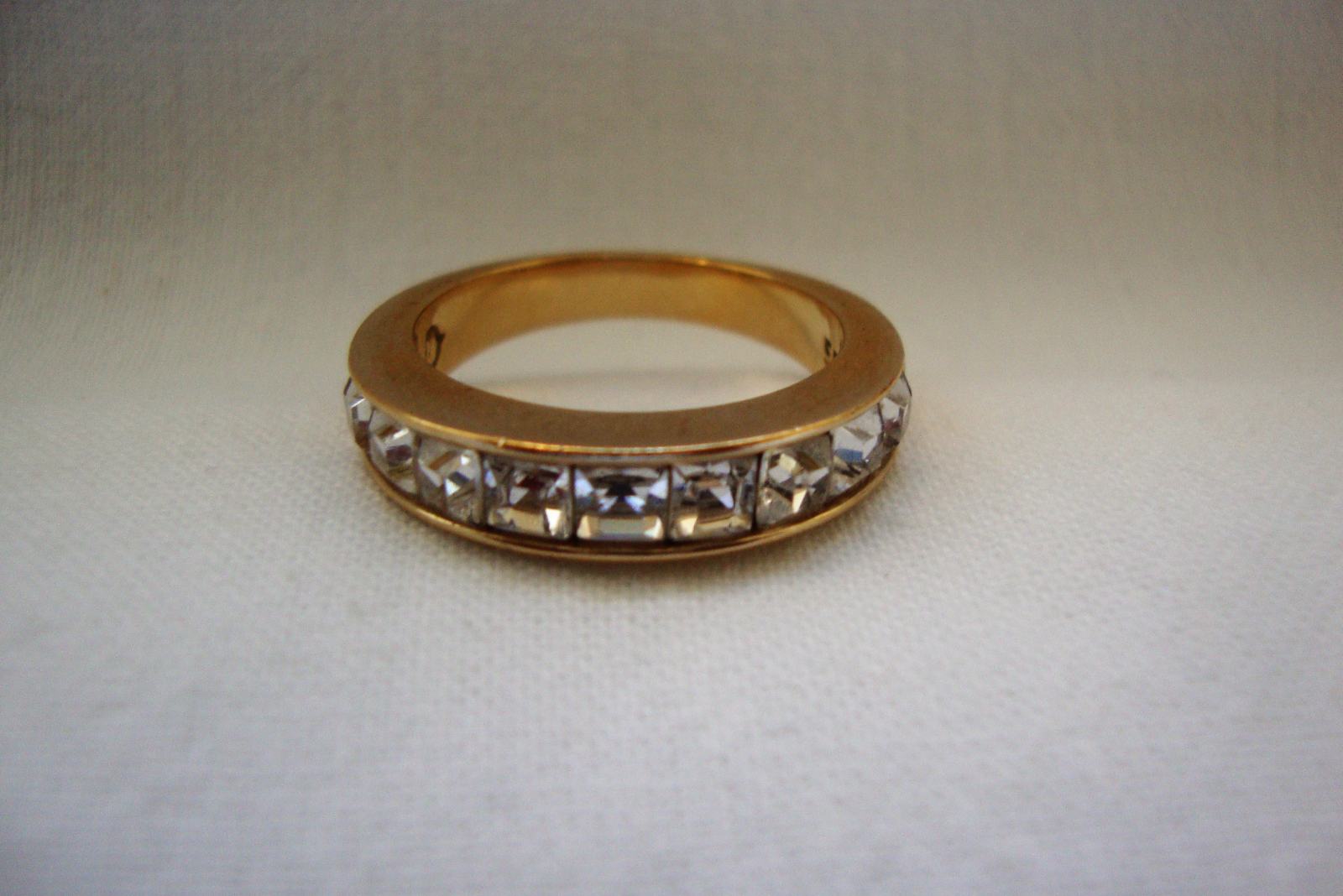 SWAROVSKI PRSTEN sa 9 Kockastih kristala Size 55