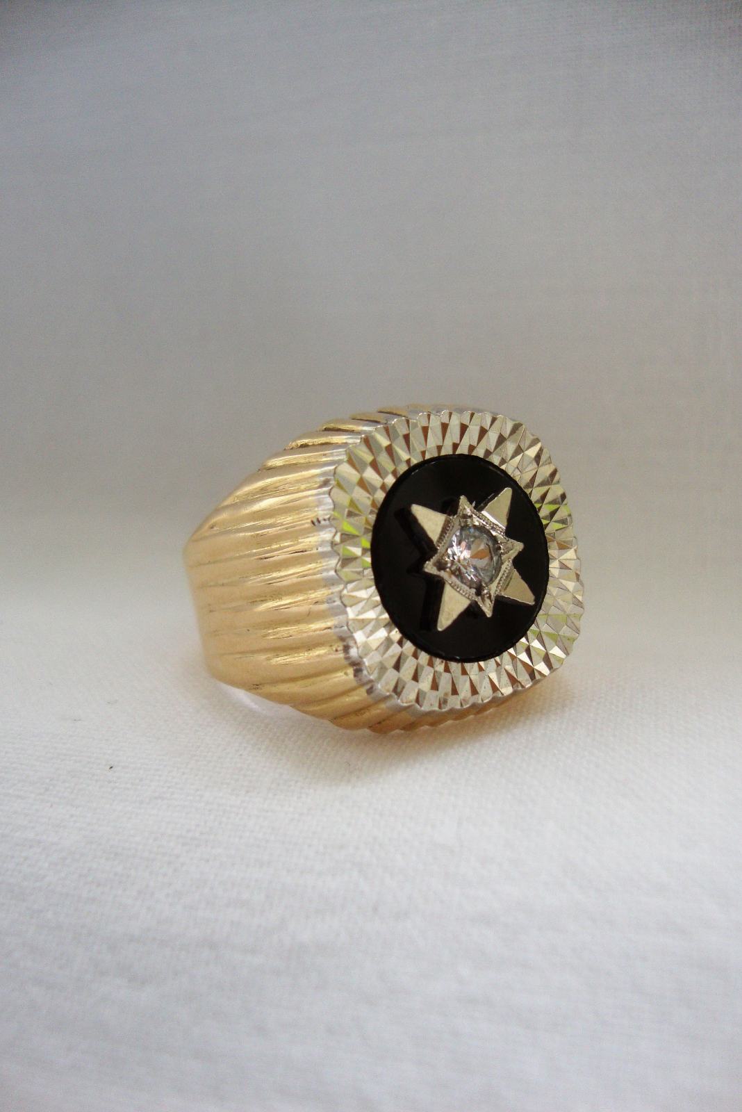 ZLATNI MUŠKI PRSTEN 750 - 18kt zlato i crni onix 11,90grama