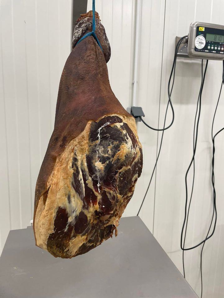 AKCIJA ! Šunka domaća, crna slavonska svinja, domaći uzgoj