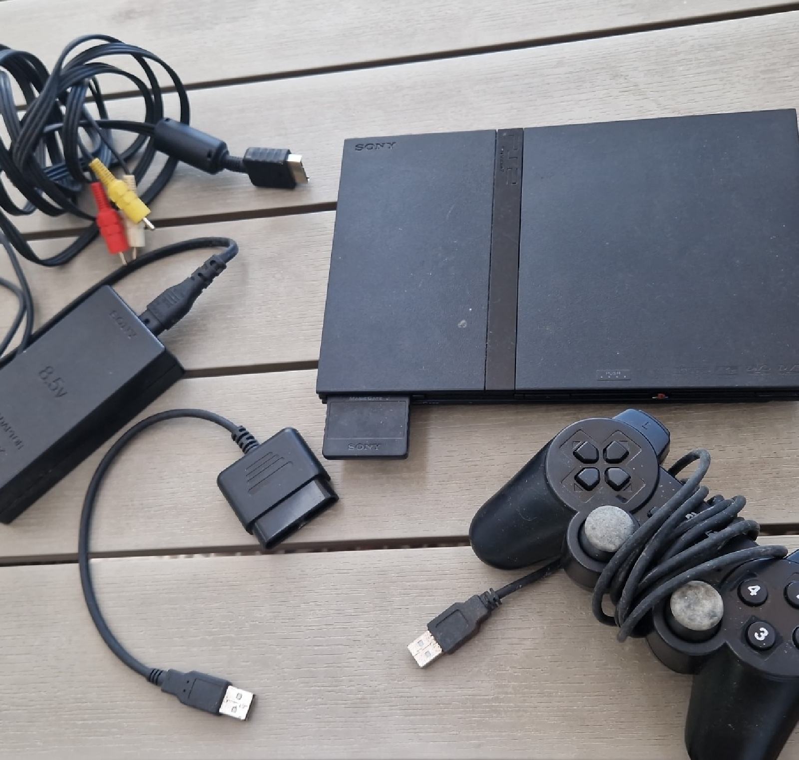 PS2 konzola sa čipom i opremom