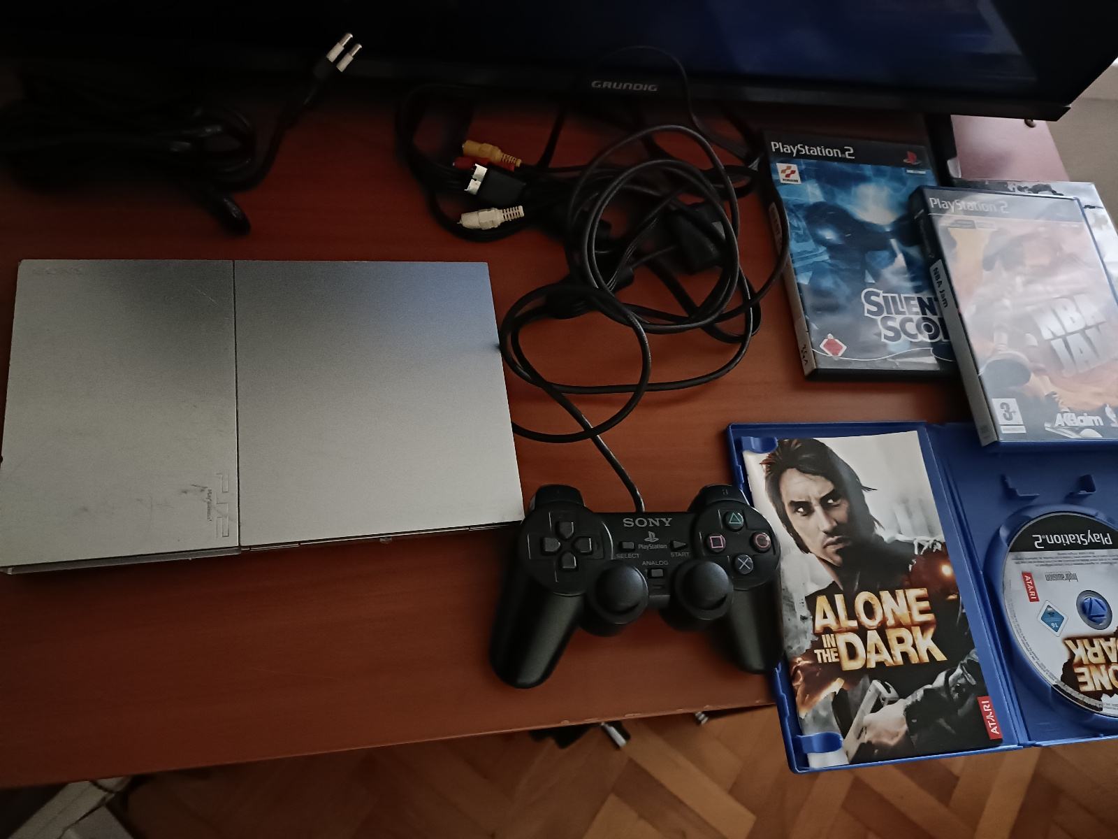 PS2 sivi sa 4x original igrice