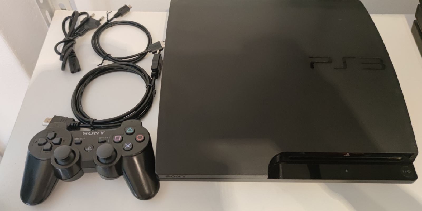 Playstation 3 Slim CECH-3004B,500GB,modificiran,45 instalirane igre!