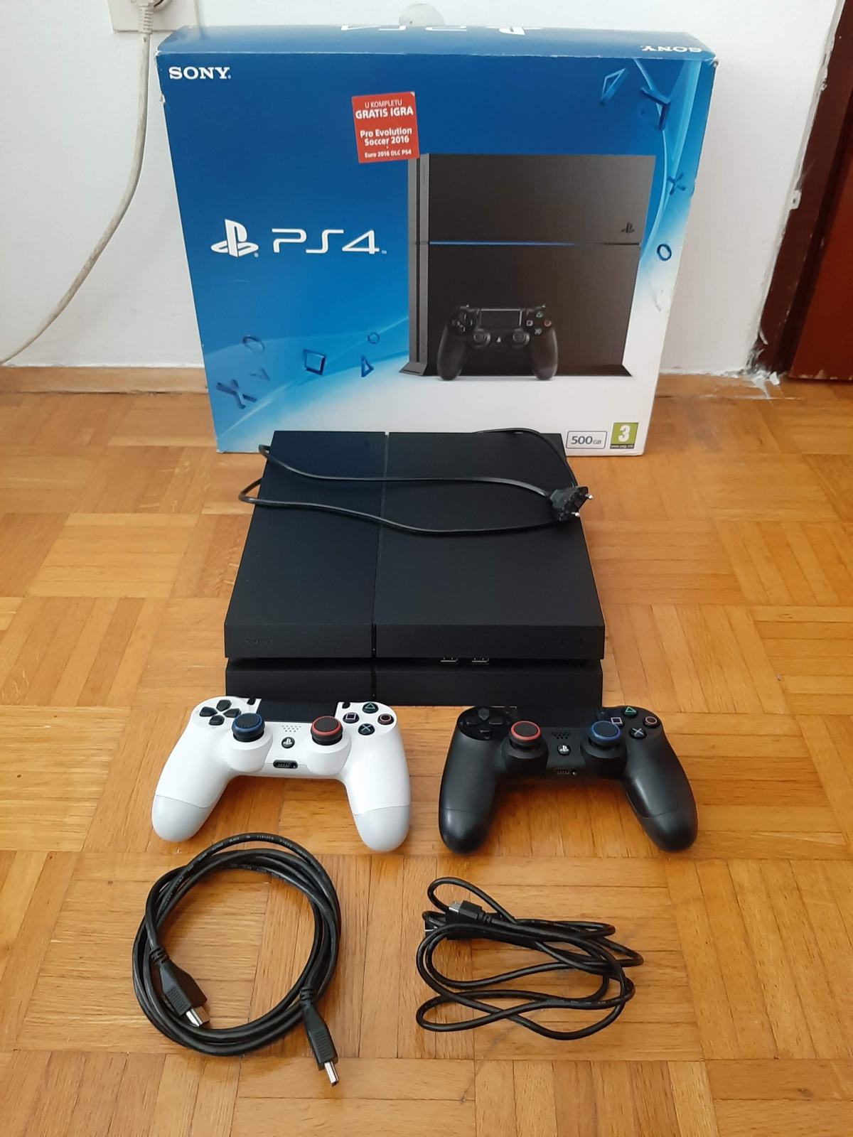 Play Station 4 + 2 joysticka + 2 igrice