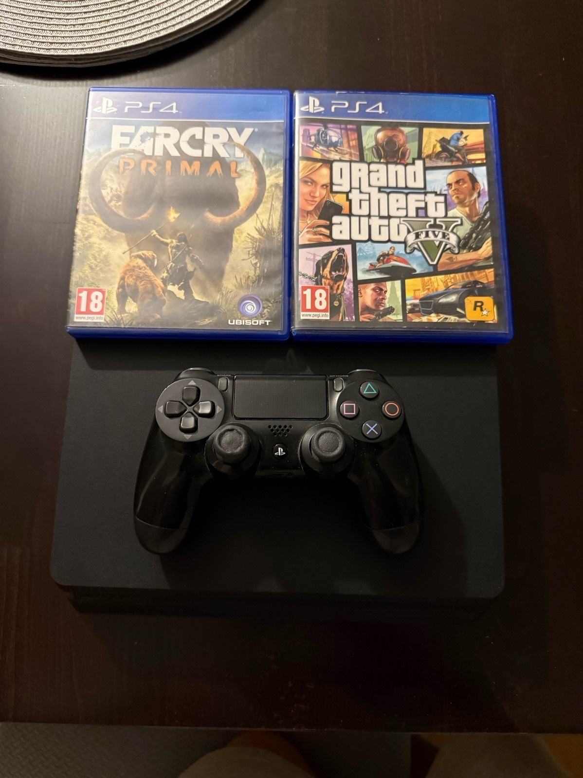 Playstation 4 + 2 igrice