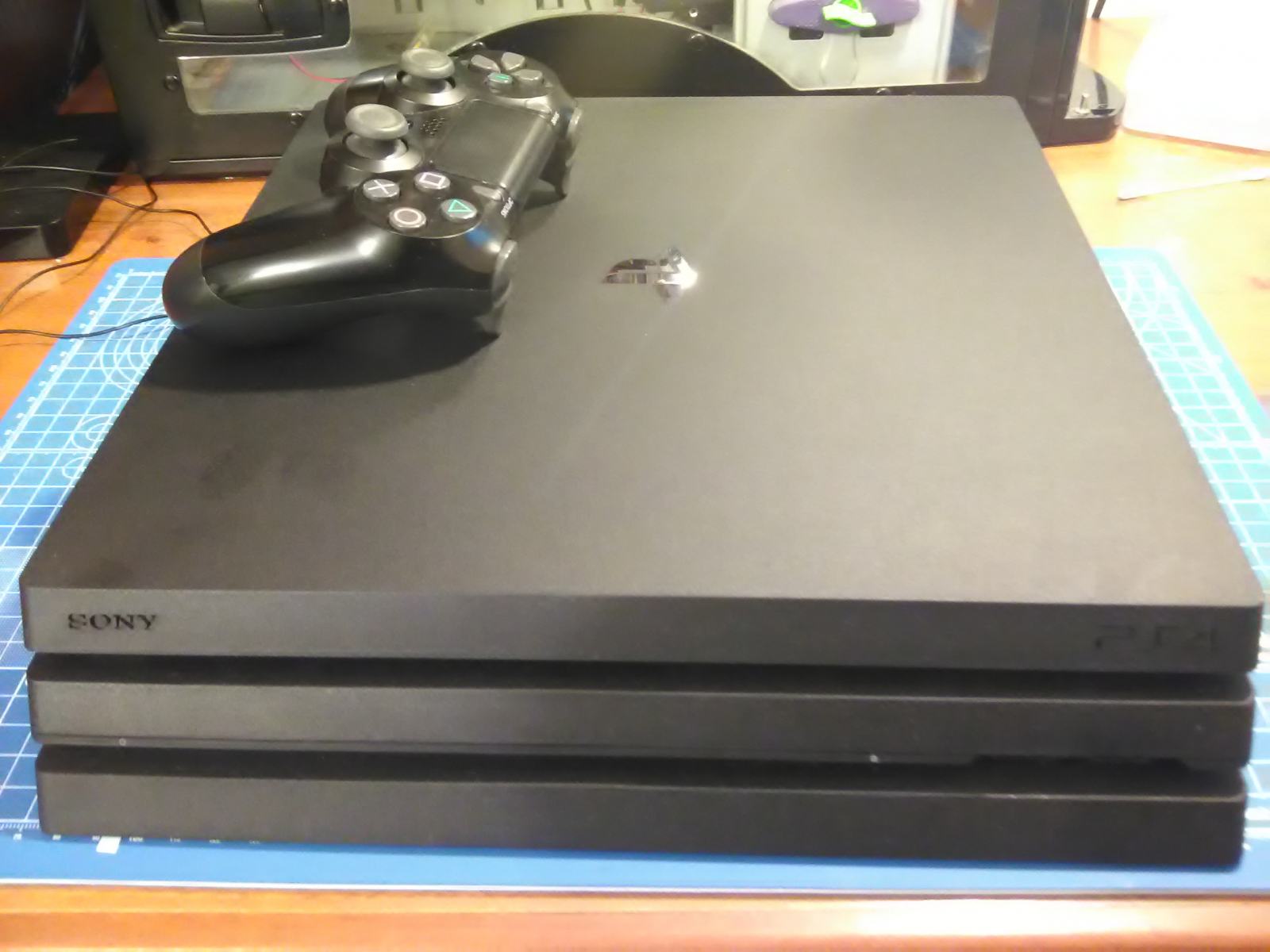 PlayStation 4 Pro 1TB, 13+ igara i PSN+