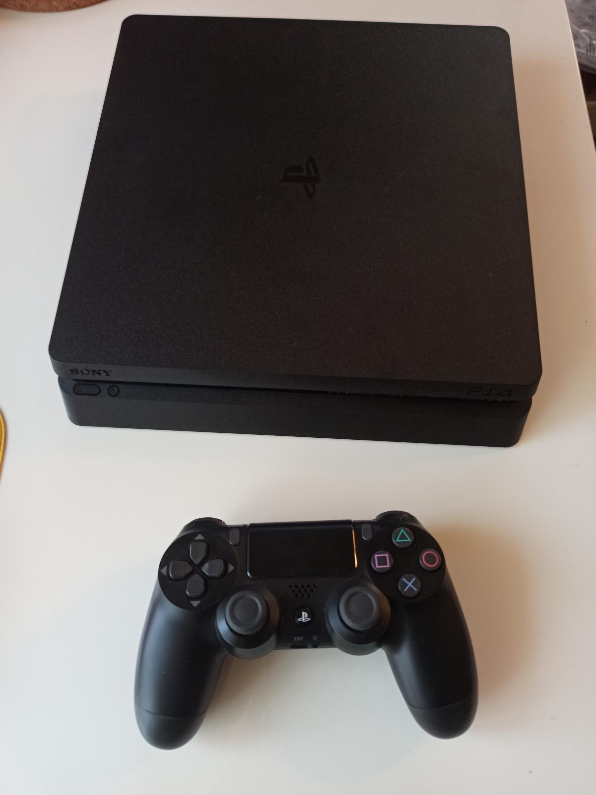 Prodajem PS4, org. joystick, 4 igrice, 2 mikrofona, dodatak za miš i t
