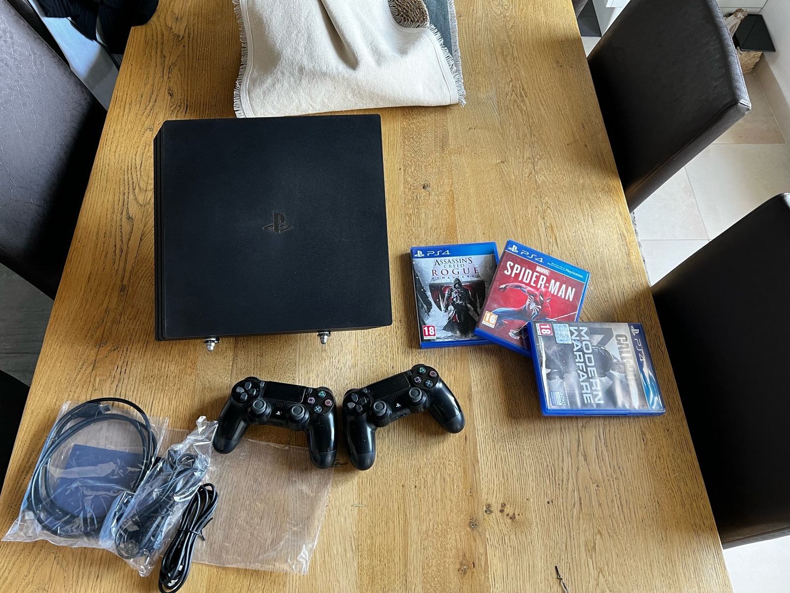 Ps4 pro,2 controlera,3 igre