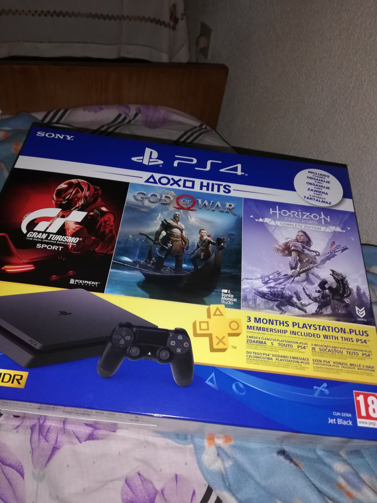 PS4 Slim 500GB + 4 igrice + PS PLUS