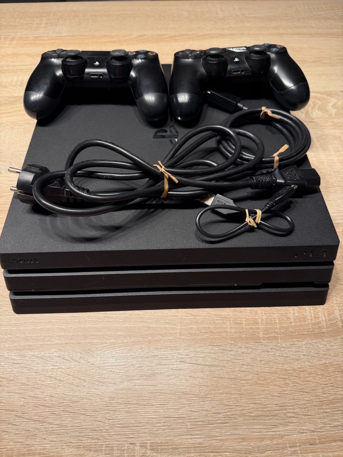 Sony PlayStation 4 Pro + 2 kontrolera
