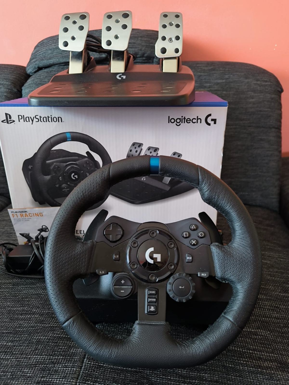 Logitech G923 volan s pedalama