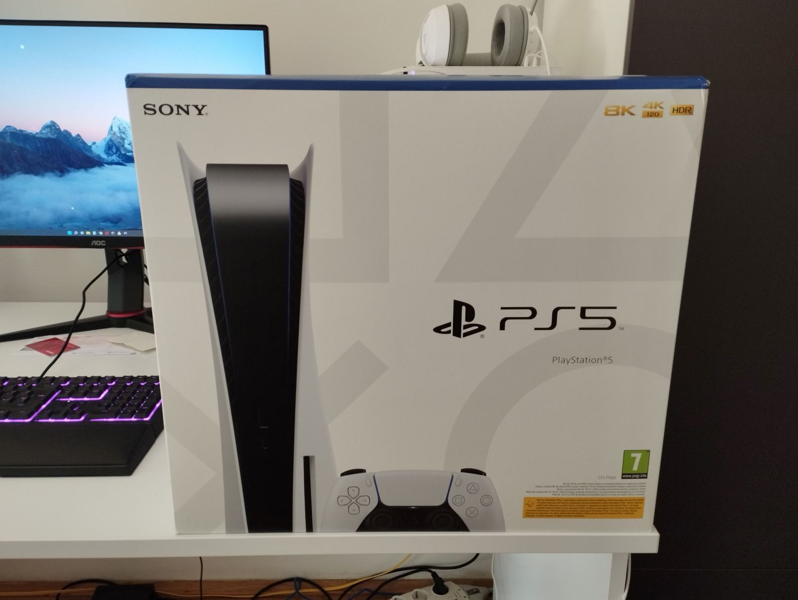 Playstation 5 / Blu-ray / 825 GB / 2 kontrolera / 4 igrice / NOVO!!!